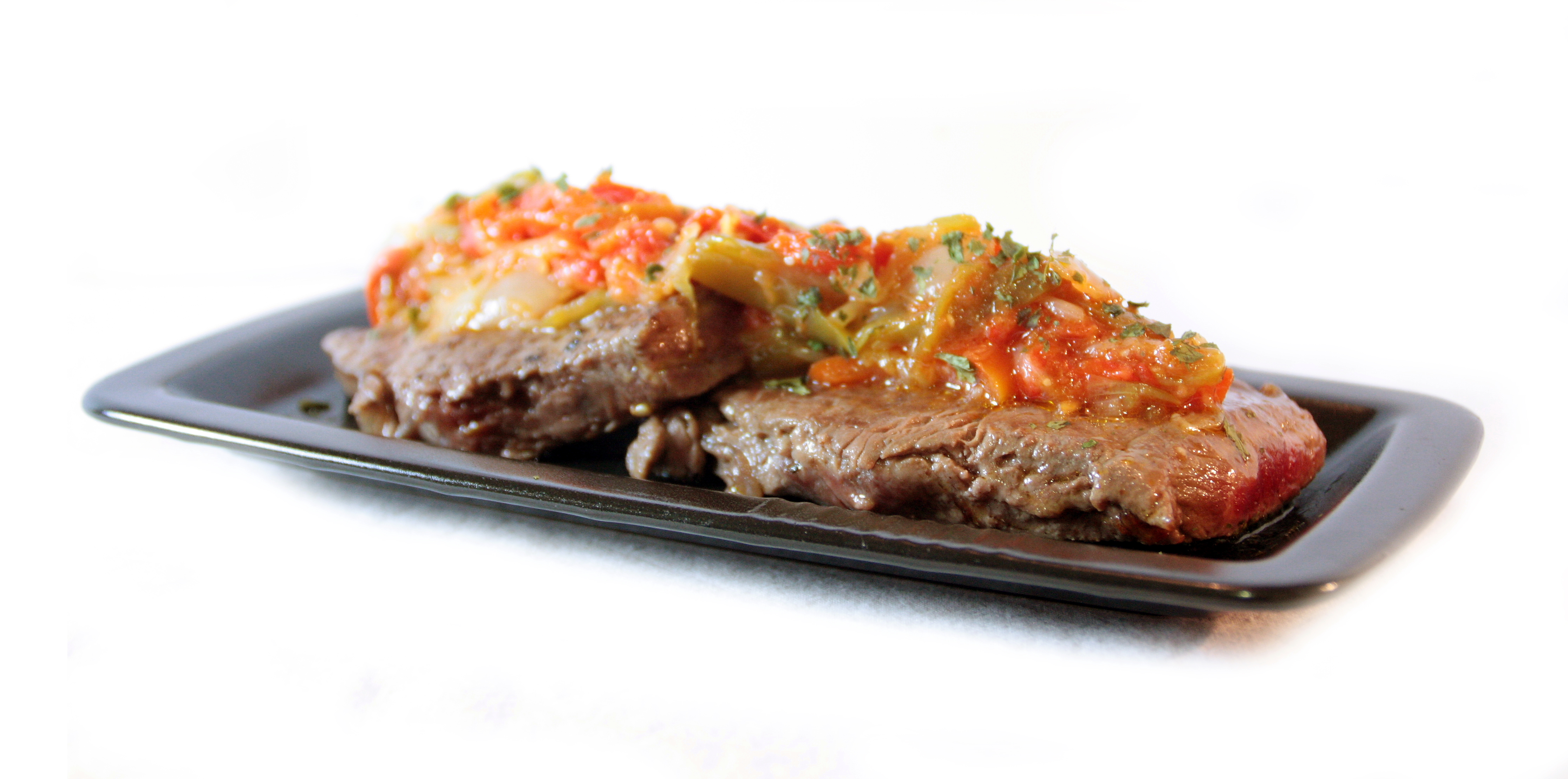 Filete de ternera a la plancha con guarnición de cebolla y pimientos ...